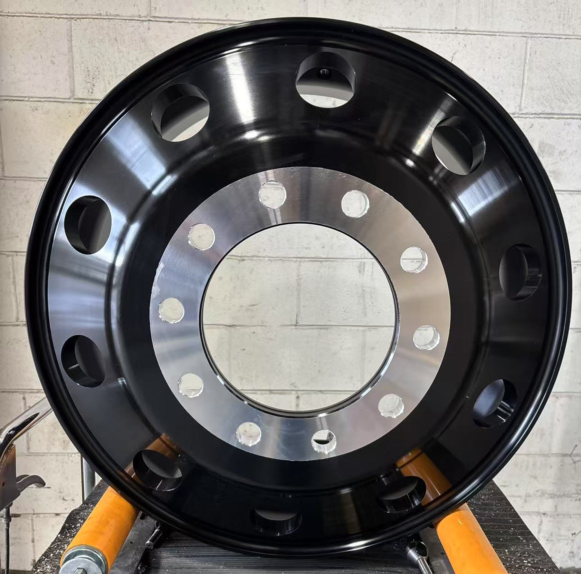 22.5" Hub piloted – american truck wheels